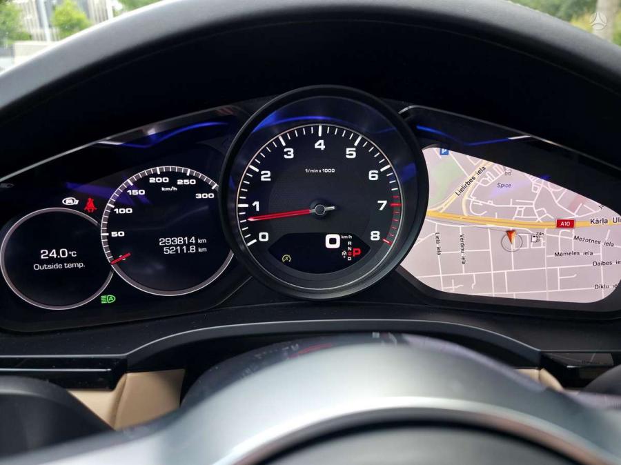 White Porsche Cayenne 2019 in Riga, with an engine capacity of 2.89 L and mileage of 293 thousand km for 39799 €, photo 18 on AUTOMOTO.COM.LV