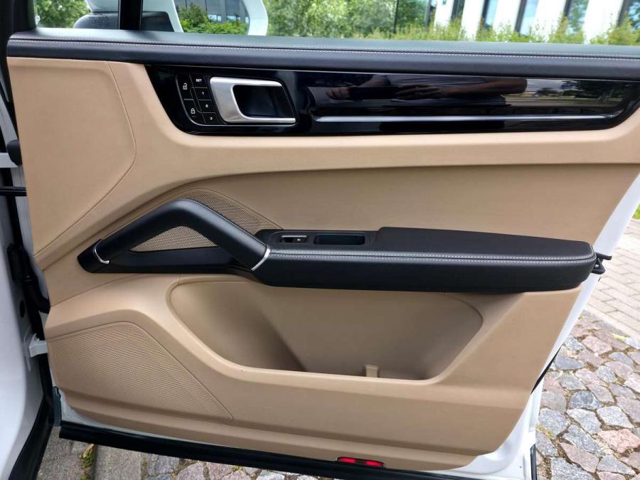 White Porsche Cayenne 2019 in Riga, with an engine capacity of 2.89 L and mileage of 293 thousand km for 39799 €, photo 21 on AUTOMOTO.COM.LV