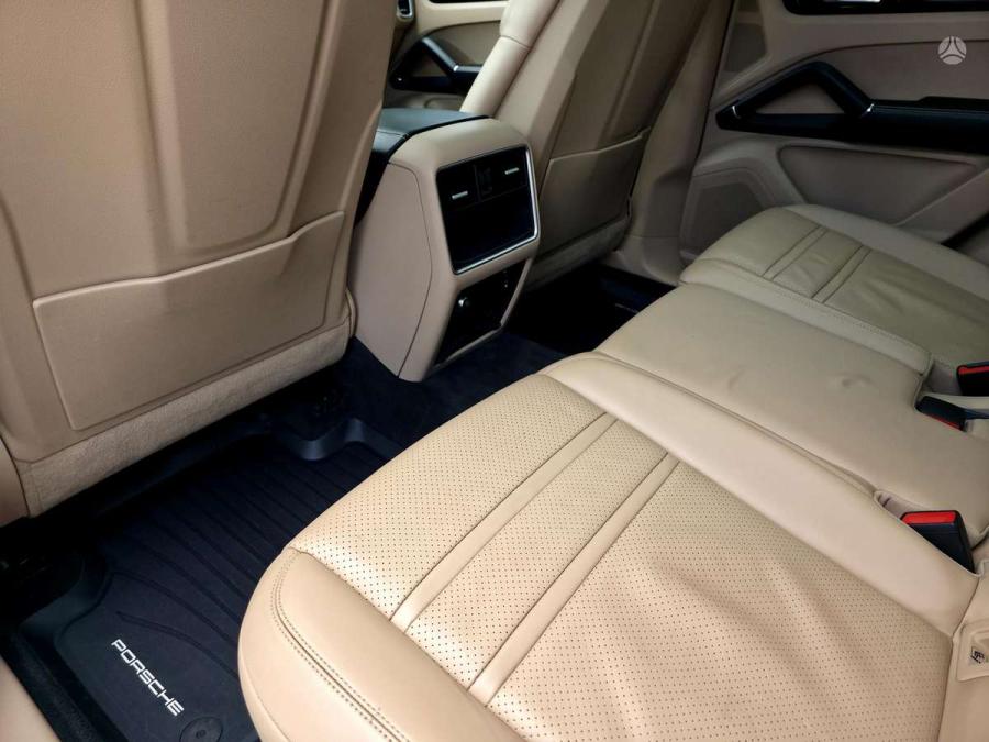 White Porsche Cayenne 2019 in Riga, with an engine capacity of 2.89 L and mileage of 293 thousand km for 39799 €, photo 25 on AUTOMOTO.COM.LV