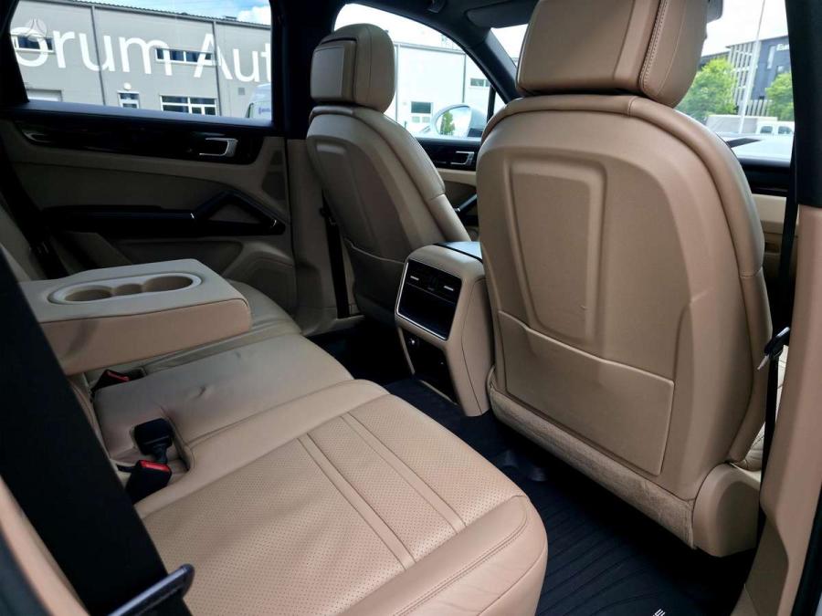 White Porsche Cayenne 2019 in Riga, with an engine capacity of 2.89 L and mileage of 293 thousand km for 39799 €, photo 26 on AUTOMOTO.COM.LV