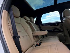 White Porsche Cayenne 2019 in Riga, with an engine capacity of 2.89 L and mileage of 293 thousand km for 39799 €, photo 27 on AUTOMOTO.COM.LV