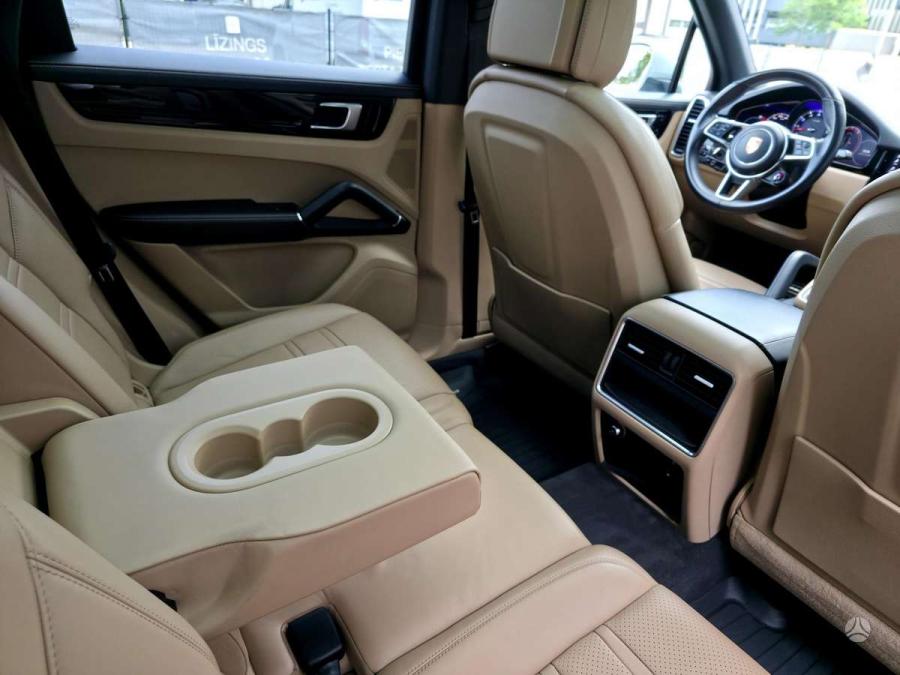 White Porsche Cayenne 2019 in Riga, with an engine capacity of 2.89 L and mileage of 293 thousand km for 39799 €, photo 28 on AUTOMOTO.COM.LV