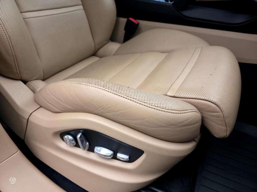 White Porsche Cayenne 2019 in Riga, with an engine capacity of 2.89 L and mileage of 293 thousand km for 39799 €, photo 29 on AUTOMOTO.COM.LV