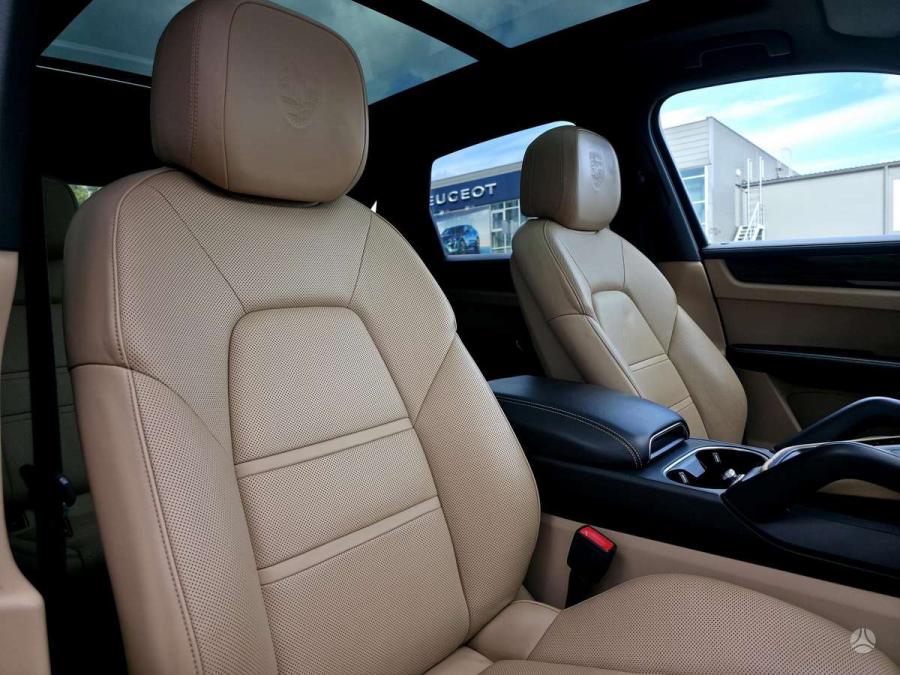 White Porsche Cayenne 2019 in Riga, with an engine capacity of 2.89 L and mileage of 293 thousand km for 39799 €, photo 30 on AUTOMOTO.COM.LV