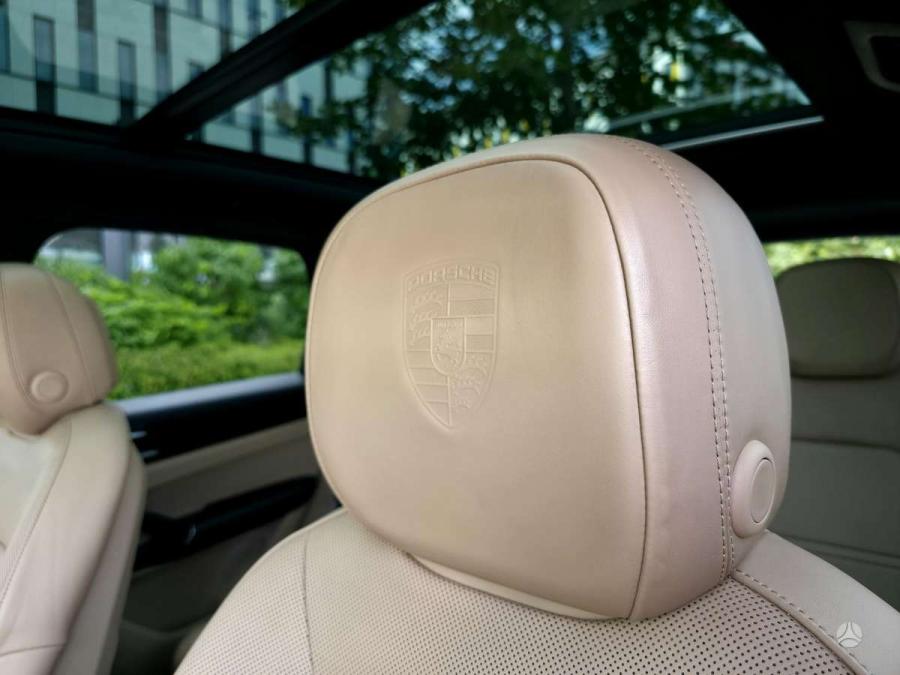 White Porsche Cayenne 2019 in Riga, with an engine capacity of 2.89 L and mileage of 293 thousand km for 39799 €, photo 40 on AUTOMOTO.COM.LV
