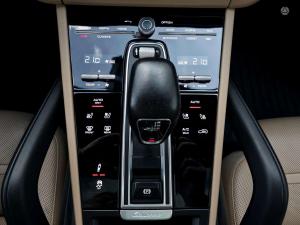 White Porsche Cayenne 2019 in Riga, with an engine capacity of 2.89 L and mileage of 293 thousand km for 39799 €, photo 43 on AUTOMOTO.COM.LV