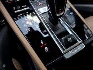 White Porsche Cayenne 2019 in Riga, with an engine capacity of 2.89 L and mileage of 293 thousand km for 39799 €, photo 44 on AUTOMOTO.COM.LV