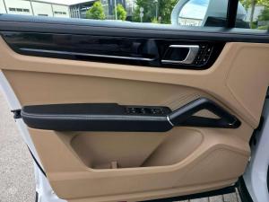 White Porsche Cayenne 2019 in Riga, with an engine capacity of 2.89 L and mileage of 293 thousand km for 39799 €, photo 47 on AUTOMOTO.COM.LV