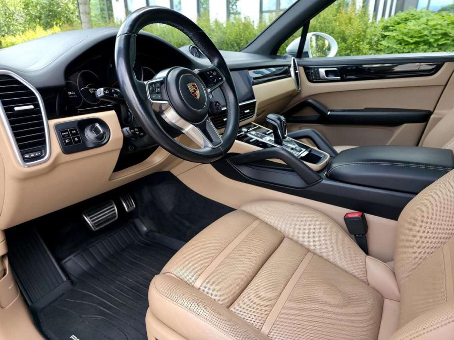 White Porsche Cayenne 2019 in Riga, with an engine capacity of 2.89 L and mileage of 293 thousand km for 39799 €, photo 51 on AUTOMOTO.COM.LV