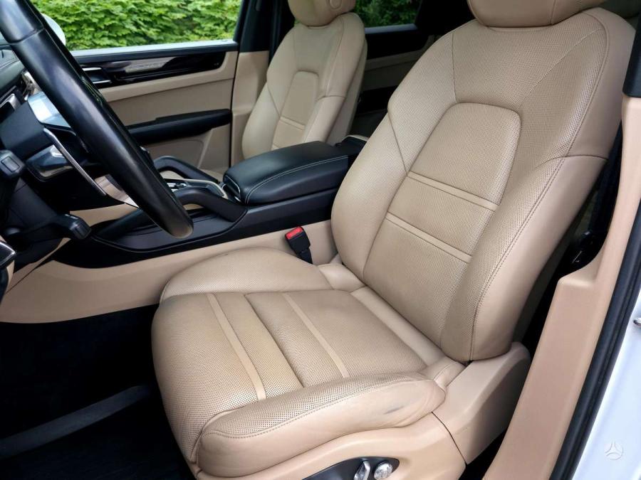 White Porsche Cayenne 2019 in Riga, with an engine capacity of 2.89 L and mileage of 293 thousand km for 39799 €, photo 52 on AUTOMOTO.COM.LV