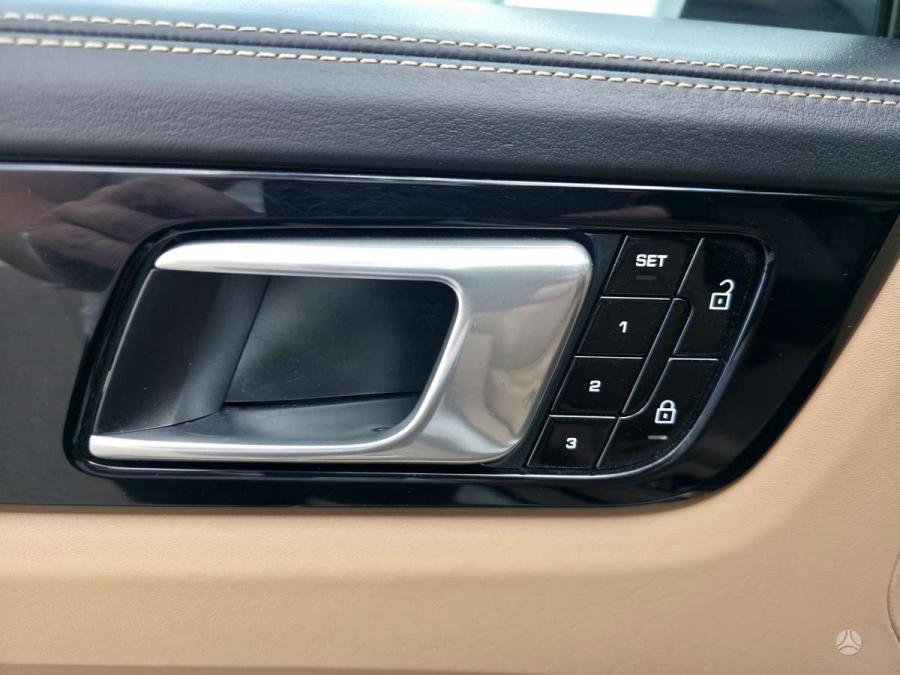 White Porsche Cayenne 2019 in Riga, with an engine capacity of 2.89 L and mileage of 293 thousand km for 39799 €, photo 54 on AUTOMOTO.COM.LV