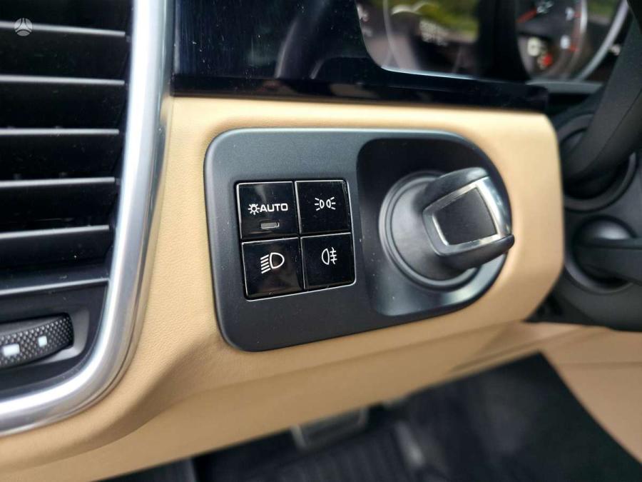 White Porsche Cayenne 2019 in Riga, with an engine capacity of 2.89 L and mileage of 293 thousand km for 39799 €, photo 57 on AUTOMOTO.COM.LV