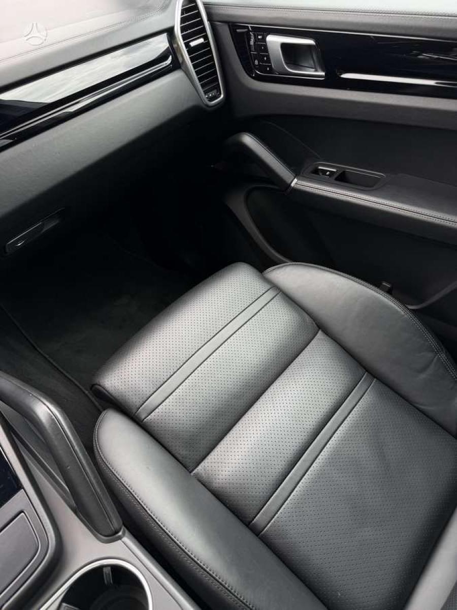 Balts Porsche Cayenne 2019 Viļņa, ar dzinēja tilpumu 3.00 L un nobraukumu 108 tūkst. km par 45000 €, foto 24 vietnē AUTOMOTO.COM.LV