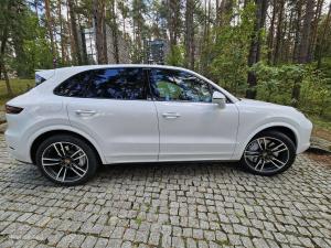 White Porsche Cayenne 2019 in Klaipeda, with an engine capacity of 4.00 L and mileage of 90 thousand km for 47750 €, photo 3 on AUTOMOTO.COM.LV