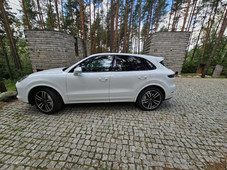 White Porsche Cayenne 2019 in Klaipeda, with an engine capacity of 4.00 L and mileage of 90 thousand km for 47750 €, photo 4 on AUTOMOTO.COM.LV