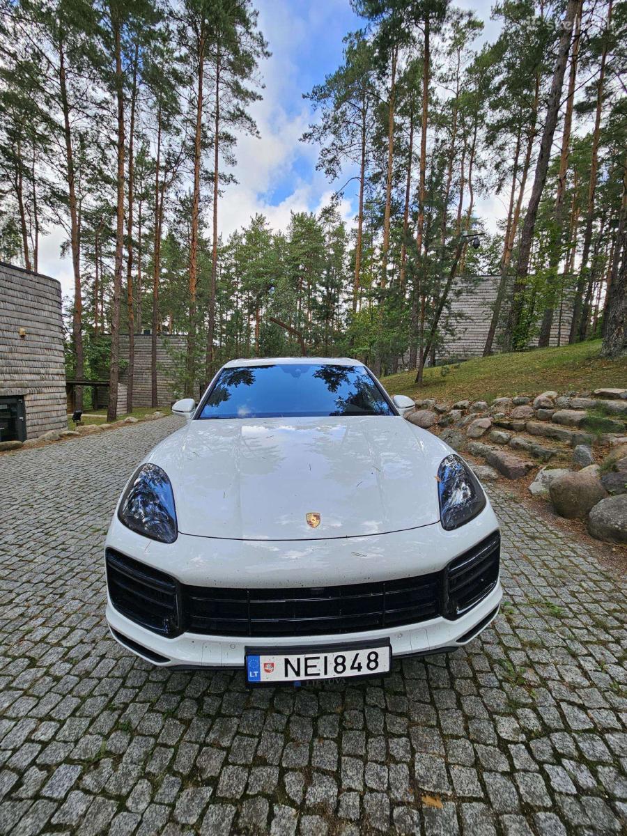White Porsche Cayenne 2019 in Klaipeda, with an engine capacity of 4.00 L and mileage of 90 thousand km for 47750 €, photo 5 on AUTOMOTO.COM.LV