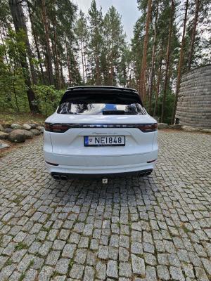 White Porsche Cayenne 2019 in Klaipeda, with an engine capacity of 4.00 L and mileage of 90 thousand km for 47750 €, photo 6 on AUTOMOTO.COM.LV