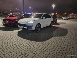 White Porsche Cayenne 2019 in Klaipeda, with an engine capacity of 4.00 L and mileage of 90 thousand km for 47750 €, photo 7 on AUTOMOTO.COM.LV