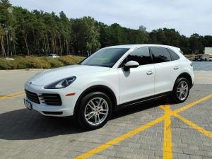 White Porsche Cayenne 2019 in Kaunas, with an engine capacity of 3.00 L and mileage of 143 thousand km for 34650 €, photo  on AUTOMOTO.COM.LV