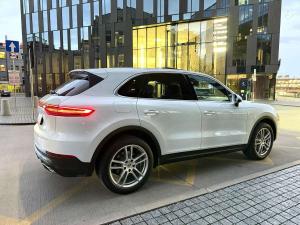 Balts Porsche Cayenne 2019 Kauņa, ar dzinēja tilpumu 3.00 L un nobraukumu 143 tūkst. km par 34650 €, foto 33 vietnē AUTOMOTO.COM.LV