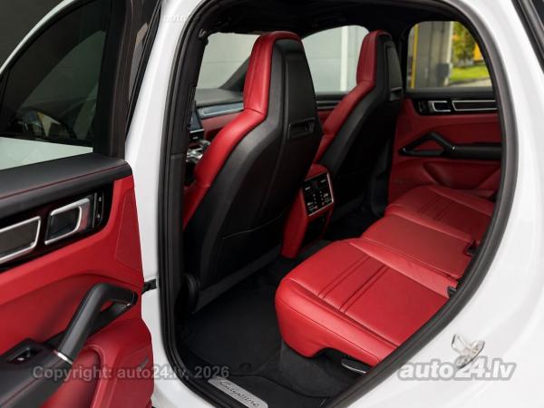 White Porsche Cayenne 2020 in Tallinn, with an engine capacity of 3.00 L and mileage of 66 thousand km for 69900 €, photo 8 on AUTOMOTO.COM.LV