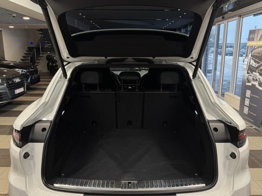 White Porsche Cayenne 2020 in Riga, with an engine capacity of 3.00 L and mileage of 47 thousand km for 54990 €, photo 7 on AUTOMOTO.COM.LV