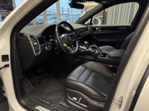 White Porsche Cayenne 2020 in Riga, with an engine capacity of 3.00 L and mileage of 47 thousand km for 54990 €, photo 9 on AUTOMOTO.COM.LV