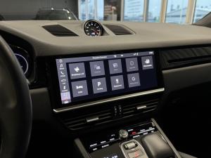 White Porsche Cayenne 2020 in Riga, with an engine capacity of 3.00 L and mileage of 47 thousand km for 54990 €, photo 16 on AUTOMOTO.COM.LV