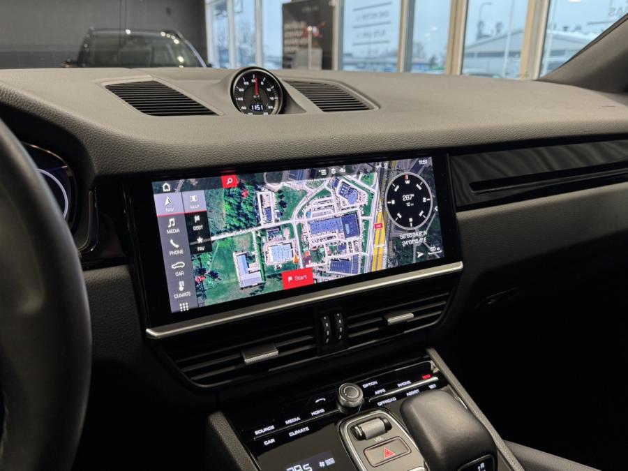 White Porsche Cayenne 2020 in Riga, with an engine capacity of 3.00 L and mileage of 47 thousand km for 54990 €, photo 20 on AUTOMOTO.COM.LV