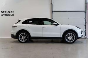 White Porsche Cayenne 2021 in Vilnius, with an engine capacity of 3.00 L and mileage of 134 thousand km for 39990 €, photo 4 on AUTOMOTO.COM.LV