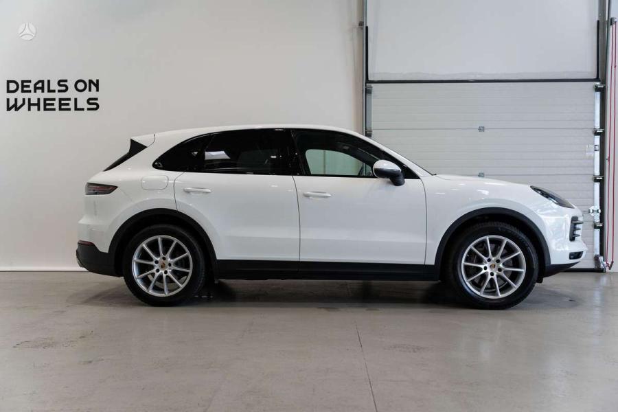 White Porsche Cayenne 2021 in Vilnius, with an engine capacity of 3.00 L and mileage of 134 thousand km for 39990 €, photo 4 on AUTOMOTO.COM.LV
