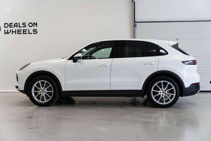White Porsche Cayenne 2021 in Vilnius, with an engine capacity of 3.00 L and mileage of 134 thousand km for 39990 €, photo 5 on AUTOMOTO.COM.LV