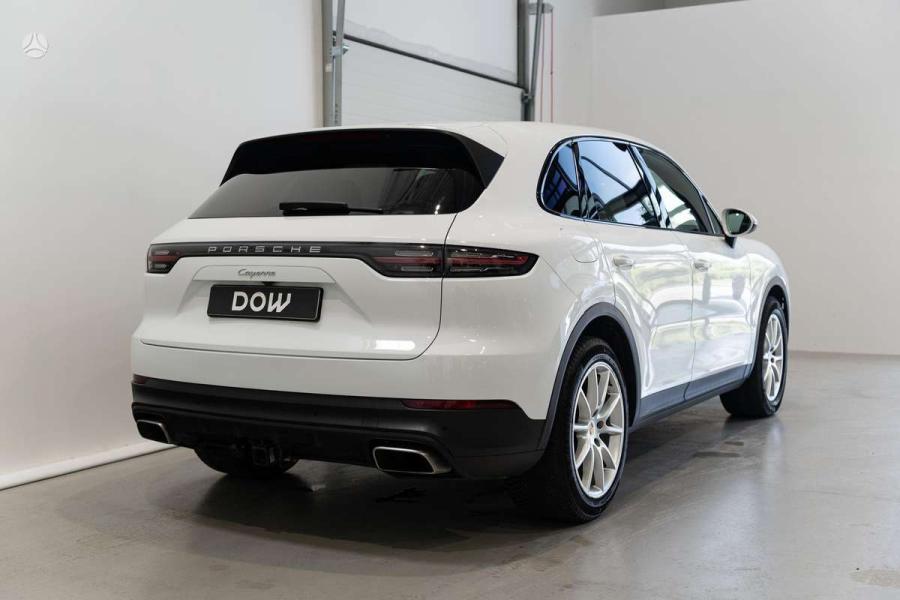 White Porsche Cayenne 2021 in Vilnius, with an engine capacity of 3.00 L and mileage of 134 thousand km for 39990 €, photo 6 on AUTOMOTO.COM.LV