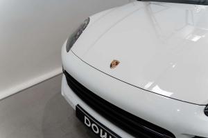 White Porsche Cayenne 2021 in Vilnius, with an engine capacity of 3.00 L and mileage of 134 thousand km for 39990 €, photo 9 on AUTOMOTO.COM.LV