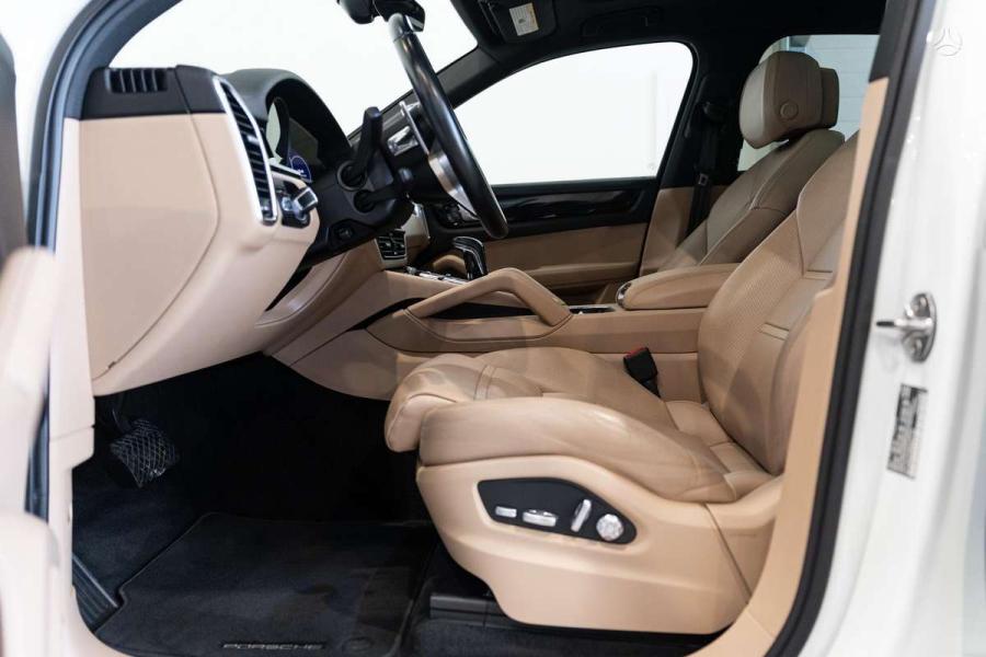 White Porsche Cayenne 2021 in Vilnius, with an engine capacity of 3.00 L and mileage of 134 thousand km for 39990 €, photo 14 on AUTOMOTO.COM.LV