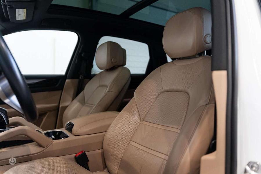 White Porsche Cayenne 2021 in Vilnius, with an engine capacity of 3.00 L and mileage of 134 thousand km for 39990 €, photo 15 on AUTOMOTO.COM.LV
