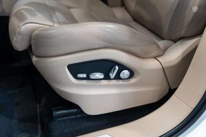 White Porsche Cayenne 2021 in Vilnius, with an engine capacity of 3.00 L and mileage of 134 thousand km for 39990 €, photo 16 on AUTOMOTO.COM.LV