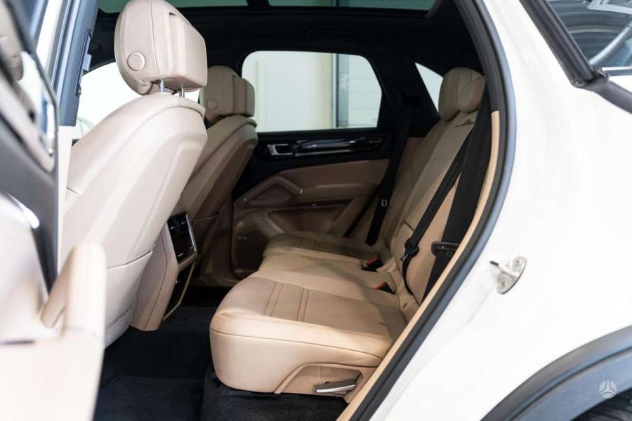 White Porsche Cayenne 2021 in Vilnius, with an engine capacity of 3.00 L and mileage of 134 thousand km for 39990 €, photo 21 on AUTOMOTO.COM.LV