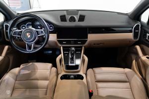 White Porsche Cayenne 2021 in Vilnius, with an engine capacity of 3.00 L and mileage of 134 thousand km for 39990 €, photo 22 on AUTOMOTO.COM.LV