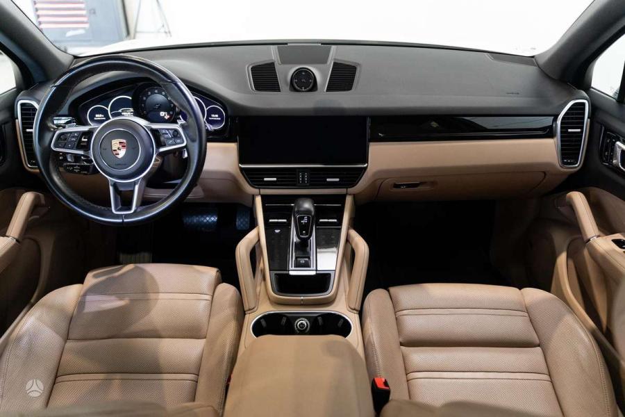 White Porsche Cayenne 2021 in Vilnius, with an engine capacity of 3.00 L and mileage of 134 thousand km for 39990 €, photo 22 on AUTOMOTO.COM.LV