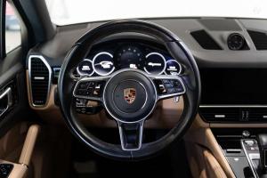 White Porsche Cayenne 2021 in Vilnius, with an engine capacity of 3.00 L and mileage of 134 thousand km for 39990 €, photo 23 on AUTOMOTO.COM.LV