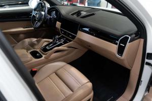 White Porsche Cayenne 2021 in Vilnius, with an engine capacity of 3.00 L and mileage of 134 thousand km for 39990 €, photo 24 on AUTOMOTO.COM.LV