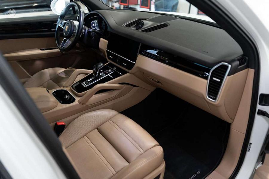 White Porsche Cayenne 2021 in Vilnius, with an engine capacity of 3.00 L and mileage of 134 thousand km for 39990 €, photo 24 on AUTOMOTO.COM.LV