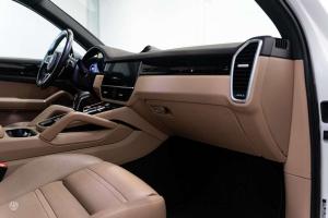 White Porsche Cayenne 2021 in Vilnius, with an engine capacity of 3.00 L and mileage of 134 thousand km for 39990 €, photo 25 on AUTOMOTO.COM.LV
