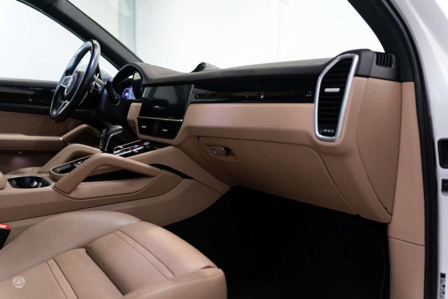 White Porsche Cayenne 2021 in Vilnius, with an engine capacity of 3.00 L and mileage of 134 thousand km for 39990 €, photo 25 on AUTOMOTO.COM.LV