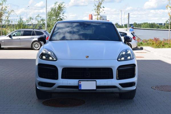 White Porsche Cayenne 2021 in Vilnius, with an engine capacity of 4.00 L and mileage of 68 thousand km for 89000 €, photo 2 on AUTOMOTO.COM.LV
