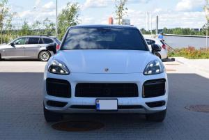 White Porsche Cayenne 2021 in Vilnius, with an engine capacity of 4.00 L and mileage of 68 thousand km for 89000 €, photo 3 on AUTOMOTO.COM.LV
