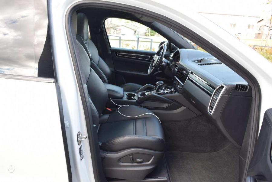 White Porsche Cayenne 2021 in Vilnius, with an engine capacity of 4.00 L and mileage of 68 thousand km for 89000 €, photo 12 on AUTOMOTO.COM.LV