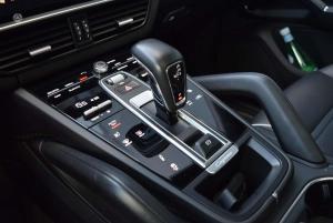White Porsche Cayenne 2021 in Vilnius, with an engine capacity of 4.00 L and mileage of 68 thousand km for 89000 €, photo 18 on AUTOMOTO.COM.LV