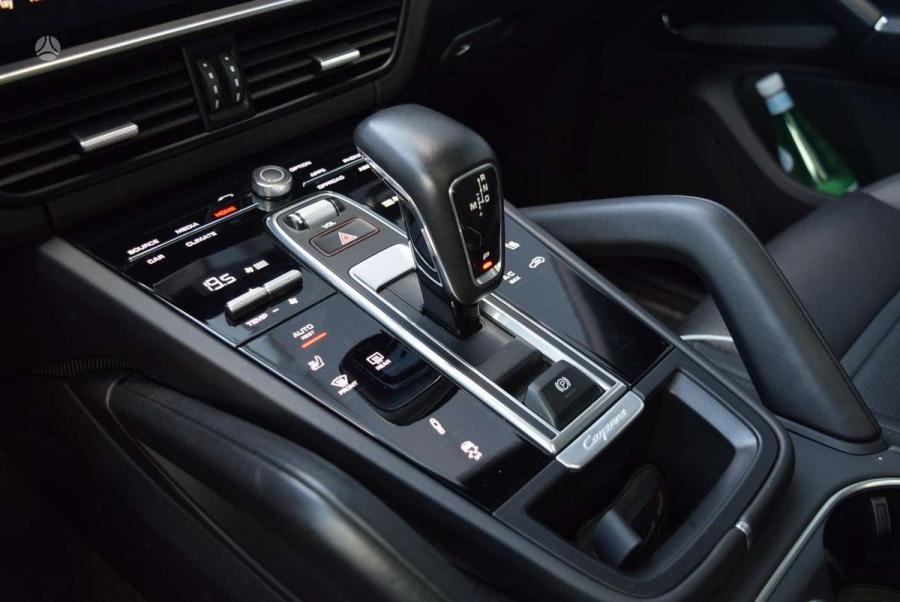 White Porsche Cayenne 2021 in Vilnius, with an engine capacity of 4.00 L and mileage of 68 thousand km for 89000 €, photo 18 on AUTOMOTO.COM.LV